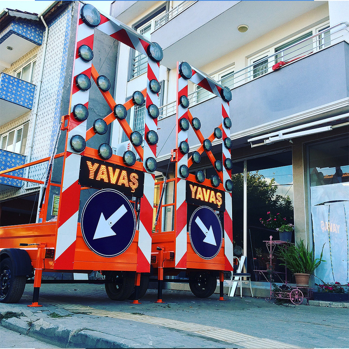 Hydraulic Warning Trailer - Large Model Production of Traffic Light Trailer